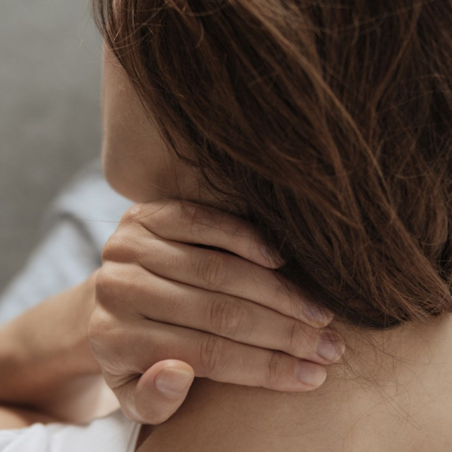How to Recognize a Pinched Nerve in the Neck | Rothman Orthopaedic ...